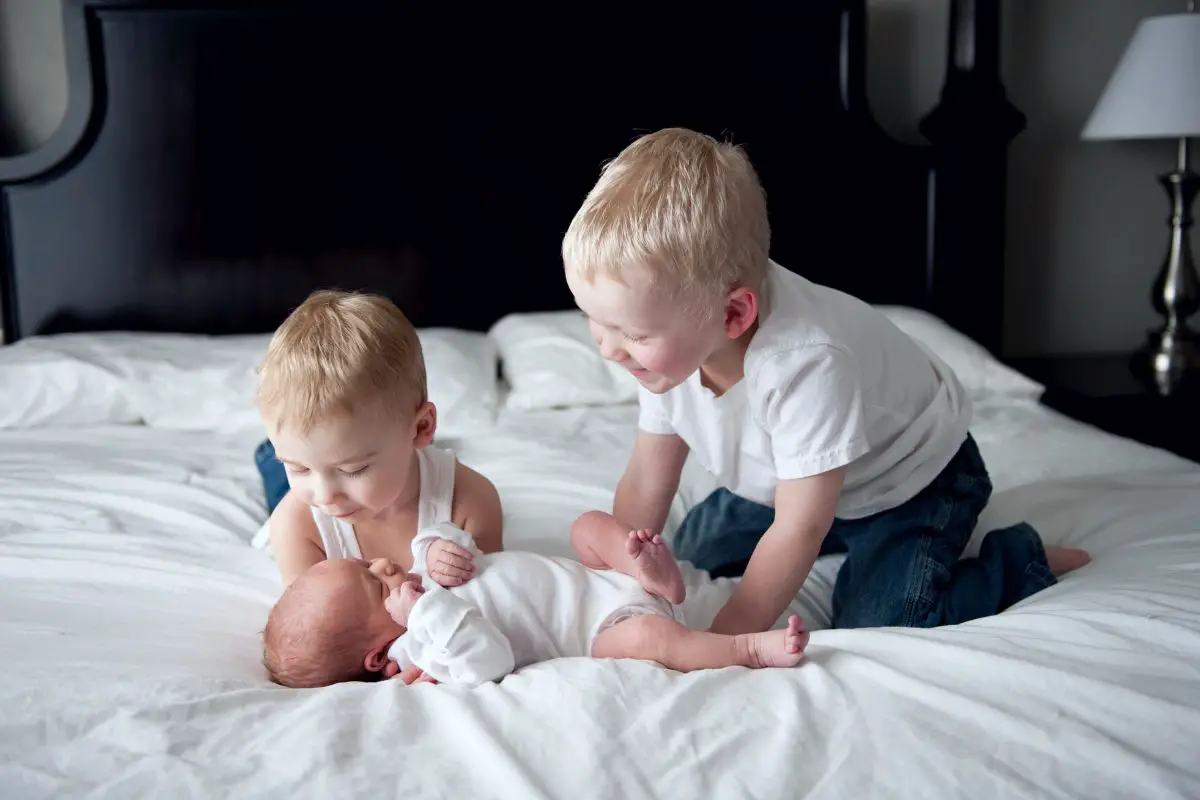 Easing Sibling Rivalry in Young Children - babiesforbeginners.com